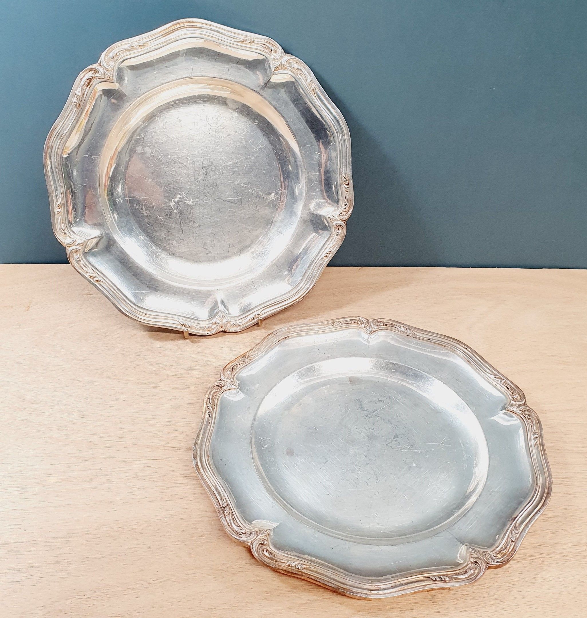 ERCUIS et M&Co, années 1950 : Paire de 2 plats ron | Arts de la table ...